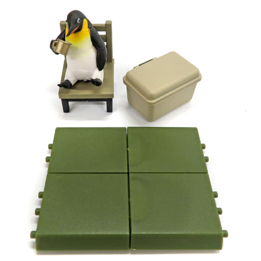 Trading figure Penguin (cooler box, Isu B, with tent parts) Animal Camp ...