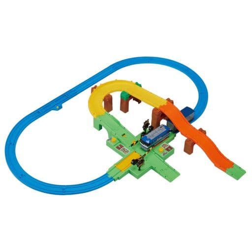 Toy Let's play with Plarail Tomica! Railway crossing and freight train ...