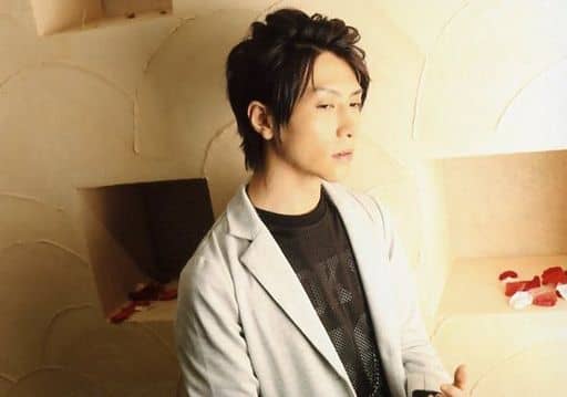 Official photo (male) / actor Hiroki Suzuki / Horizontal, Upper Body, Costume White, Black ...