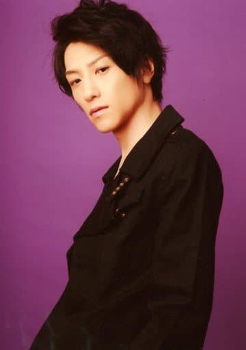 Official photo (male) / actor Hiroki Suzuki / Upper Body / Costume Black / Left Facing / Eye ...