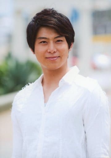 Official photo (male) / actor Yusuke Ueda / Bust Up / Costume White ...