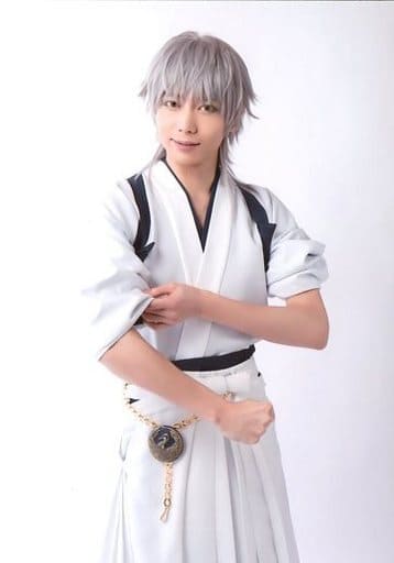 Official photo (male) / actor Toshiyuki Someya (Kuninaga Tsurumaru) / Kneecap, White Costume ...