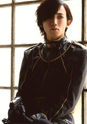 Official photo (male) / actor Daisuke Hirose (Yuri 淮斗) / upper body / costume black / right hand ...