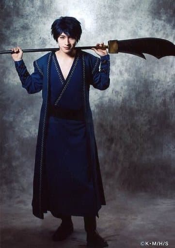 Official photo (male) / actor Yuya Matsushita / Whole body / Costume Blue / Both Hands Weapon ...