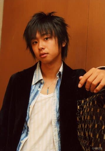 駿河屋 - 橋本淳/バストアップ・衣装黒.青.白・左手上げ・顔傾げ・背景茶色/公式生写真（男性生写真）