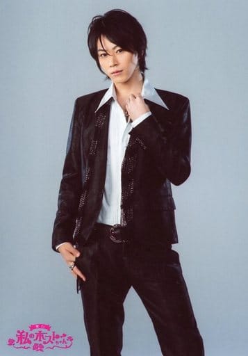 Official photo (male) / actor Tomoki Hirose (Queen) / Kneecap / Costume black / white / Left ...