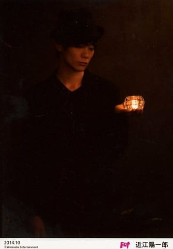 Official photo (male) / actor D2 / Yoichiro Omi / Above-the-knee, Costume Black, Hat, Facing ...