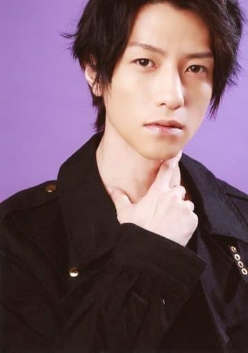 Official photo (male) / actor Hiroki Suzuki / Bust Up / Costume Black / Right Wrist / Right ...