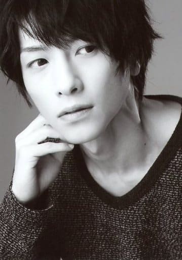 Official photo (male) / actor Hiroki Suzuki / Bust Up / Costume Black / Right Cheek / Eye Right ...