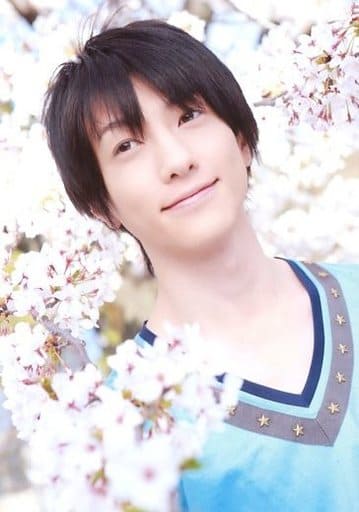 Official photo (male) / actor Hiroki Suzuki / Bust Up / Costume Light Blue / Eye Level / Mouth ...