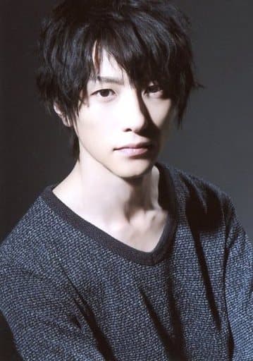 Official photo (male) / actor Hiroki Suzuki / Bust Up / Costume Gray / Black / Mouth Closed ...