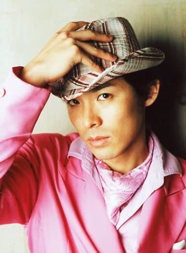 Official photo (male) / actor * pnish * / Moriyama Eiji / Bust Up, Costume Pink, White, Right ...
