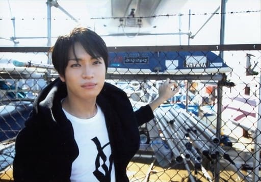 Yuya Matsushita / Horizontal Type / Bust Up / Costume Black / White / Left Hand Fence / Mouth ...