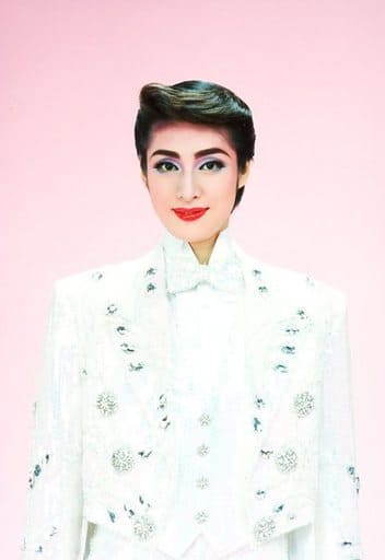 Takarazuka Revue (Tsukigumi) / Yuki Amami / upper body, costume Shirogane, under both hands ...