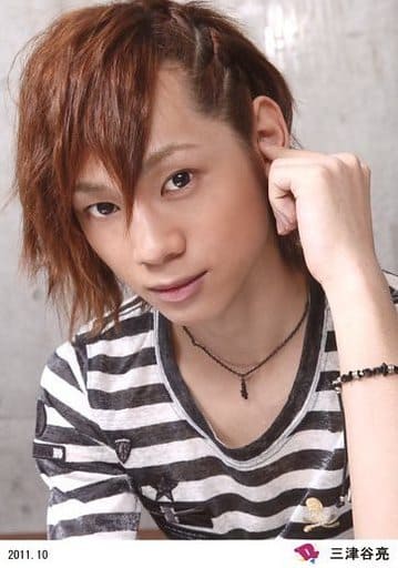 Official photo (Male) / Actor / D2 D2 / Ryo Mitsuya / Bust Up / Costume Black / White / Striped ...