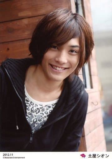 Official photo (Male) / Actor / D2 D2 / Tsuchiya Zion / Bust-up / Black / White / Left-leaning ...