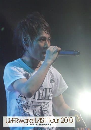 駿河屋 - UVERworld/TAKUYA∞/ライブフォト・上半身・衣装白黒・右手マイク・目線右・「2010.05.18 新潟県民会館」/「UVERworld LAST Tour 2010 ...