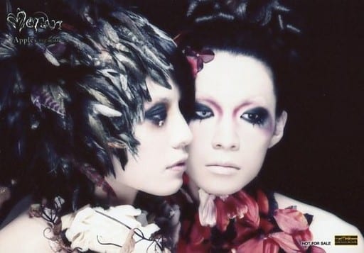 駿河屋 - Moran/Hitomi・Sizna/横型・顔アップ・衣装白・Hitomi顔右向き・背景黒/CD「Apples(TFCC-86344)」Like an Edison(ライカエジソン ...