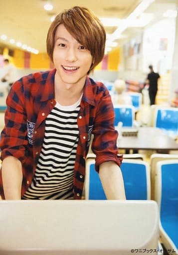 Official photo (male) / actor Hiroki Suzuki / Upper Body / Costume : Red, Black, White, Opening ...