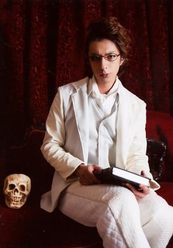 Official photo (male) / actor Hiroya Matsumoto / Above-the-knee ...