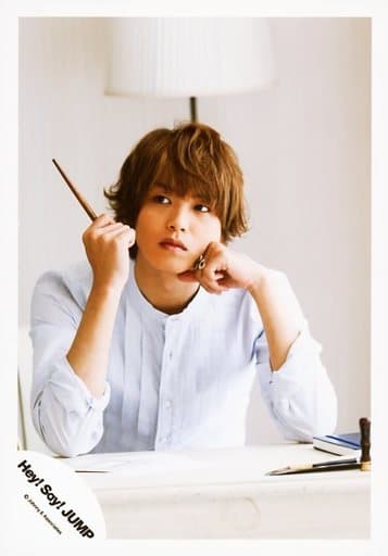 Hey! Say! JUMP / Yuya Takagi / Upper Body / Costume White / Right Hand Pen / Left Hand Cheek ...