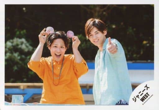 駿河屋 - ジャニーズWEST/桐山照史・小瀧望/横型・上半身・衣装黄・水色・桐山両手貝殻頭上・小瀧左手親指立て突き出し・背景野外/『人生は ...