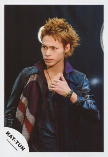 KAT-TUN / Tatsuya Ueda / Upper body / Costume black / red / purple ...