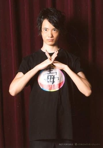 ZEN THE HOLLYWOOD / ABE Yuma / Upper-body / Costume Black. Letters' Poison', Finger work ...