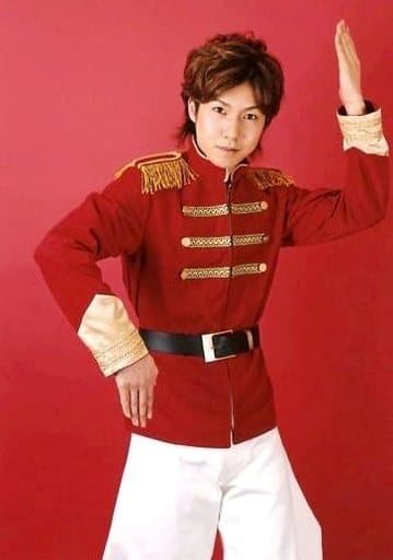 Official photo (male) / actor Kosuke Kuwano / Kneecap / Costume red ...