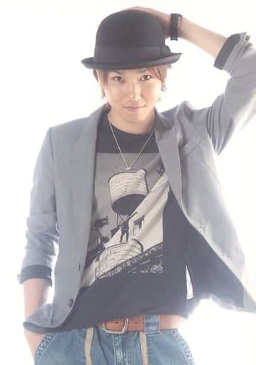 Kosuke Kuwano / Upper body / Costume : Gray, Black, Necklace, Right ...