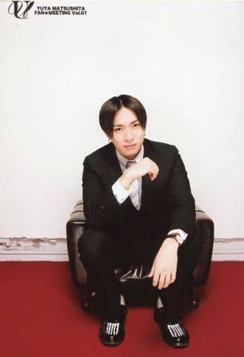 Official photo (male) / actor Yuya Matsushita / Body, Sitting, Costume Black, Right Hand Bending ...