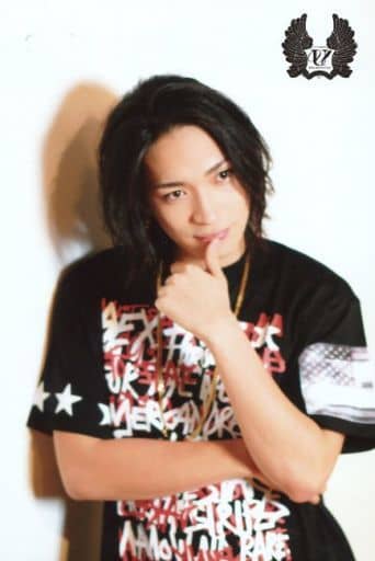 Yuya Matsushita / Upper Body / Costume : Black / White / Left Hand Lips / Neckline / Background ...