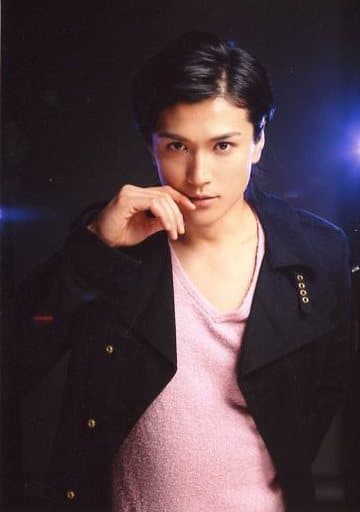 Official photo (male) / actor Daisuke Watanabe / Upper Body / Costume Black / Pink / Right Hand ...