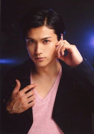 Official photo (male) / actor Daisuke Watanabe / Upper Body / Costume Black. Pink / Right Hand ...