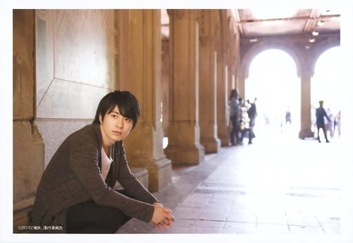 Official photo (male) / actor Ryouta Murai / Horizontal / Knee-high ...