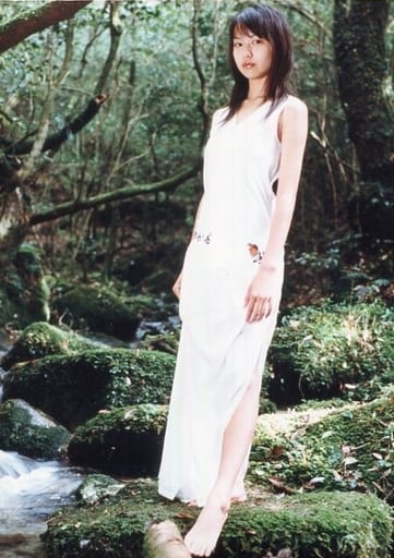 Official photo (female) / actress Erika Toda / Body / Costume White ...