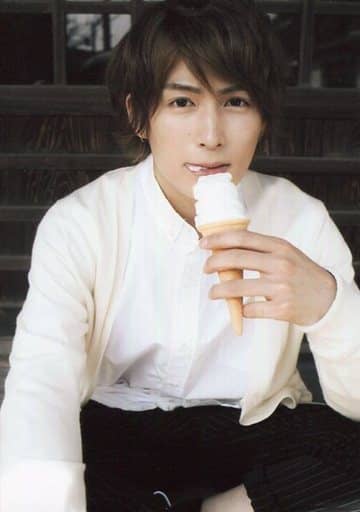 Official photo (male) / actor Ryo Matsuda / Knee-Up / Sitting / White ...