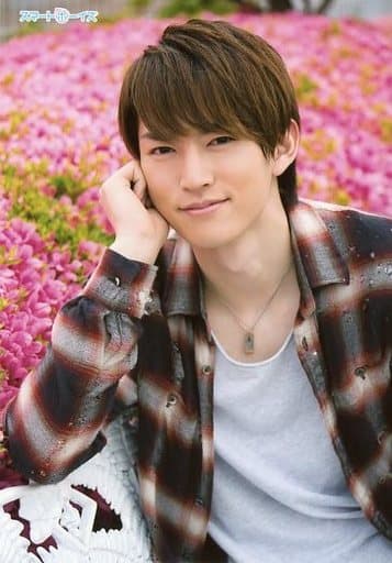 Official photo (male) / actor Masanari Wada / Upper Body / Costume White / Black / Red / Check ...