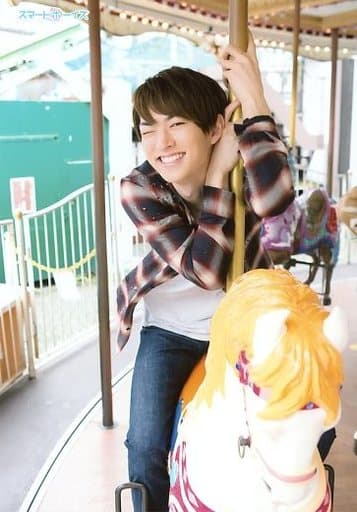 駿河屋 - 和田雅成/全身・座り・衣装白・黒・赤・チェック柄・両手棒・メリーゴーラウンド・ロゴ「スマートボーイズ」/Aパターン/「東京スマート ...