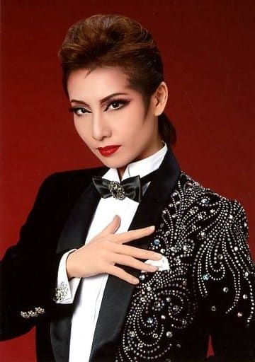 Takarazuka Revue (Sorgumi) / Hiroshi Ozora / Upper body / Costume black / white / Right hand ...