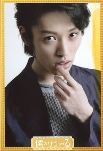 Official photo (male) / actor Shintaro Anzai / Bust Up / Costume Black / Left Hand Lips / Stage ...