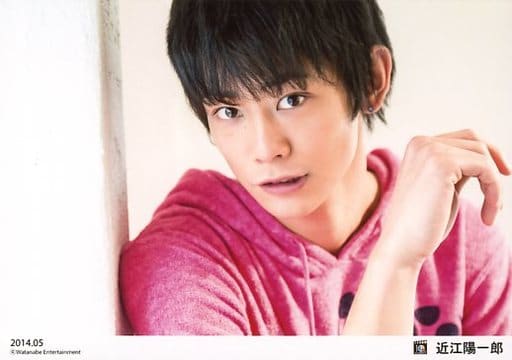 Official photo (Male) / Actor / D2 D2 / Chikatsu Koyo Ichiro / Horizontal, Bust Up, Costume Pink ...