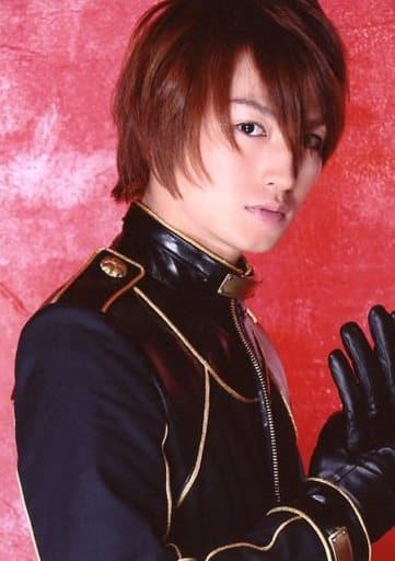 Official photo (male) / actor Ryo Matsuda (Umi 棠鋭 Toshimasu) / Bust-up / Costume black / Right ...