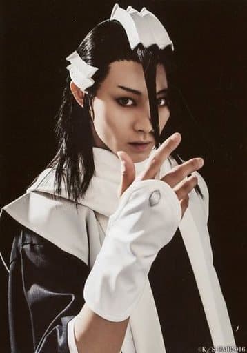 Official photo (male) / actor Hiroki Ino (Byakuya Kuchiki) / Background ...