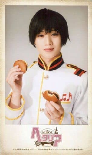 Official photo (male) / actor Keisuke Ueda / Upper Body / Both Hands ...