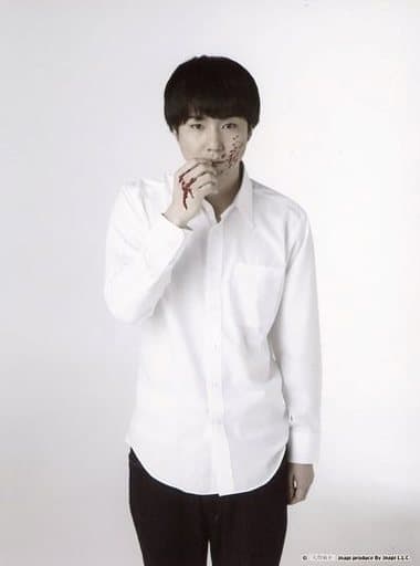 Official photo (male) / actor Kosuke Kuwano / Knee Top / Shirt White ...