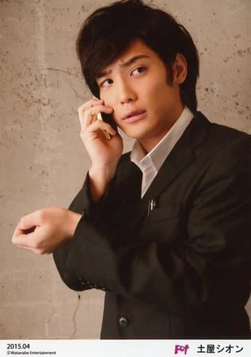 D2 / Tsuchiya Zion / Upper Body / Costume Black and White / Right Hand Cheek / Eye Level Right ...