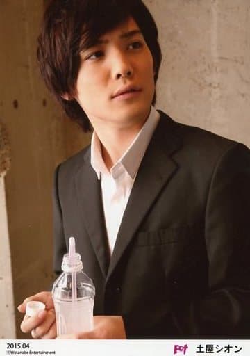 D2 / Tsuchiya Zion / Upper-body / Costume Black and White / Left Hand Plastic Bottle / Eye Upper ...