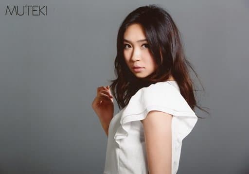 駿河屋 -【アダルト】 Ai /横型・上半身・衣装白・体左向き・ロゴ入り「MUTEKI」/DVD「ガールズロックバンドの美少女ボーカル MUTEKIデビュー」【DMM限定】特典生写真（女性生写真）