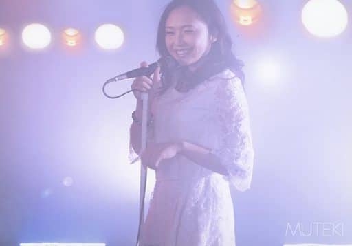 駿河屋 -【アダルト】 Ai /ライブフォト・横型・膝上・マイクスタンド・笑顔・ロゴ入り「MUTEKI」/DVD「ガールズロックバンドの美少女ボーカル MUTEKIデビュー」【DMM限定】特典 ...